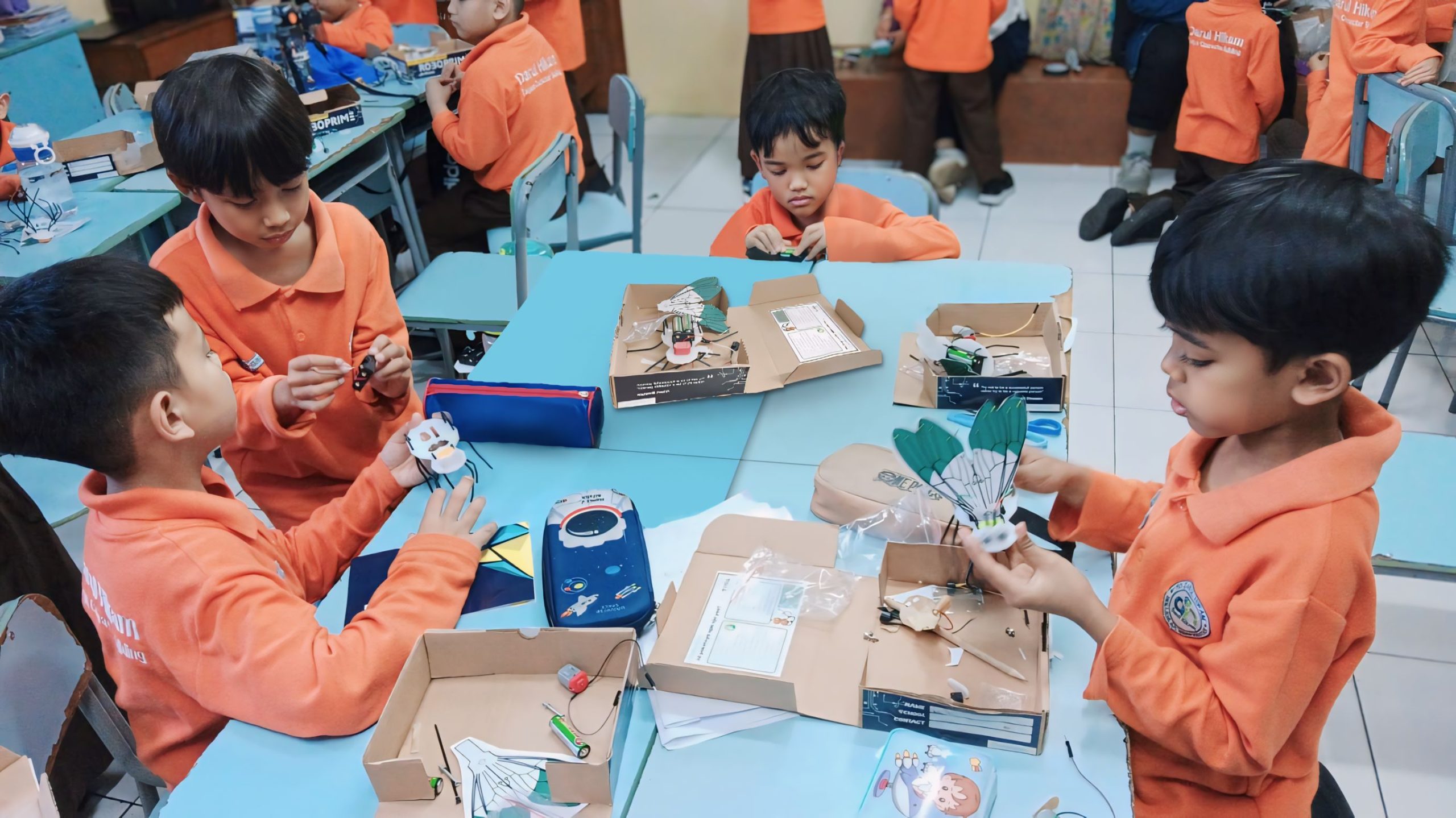 Sekolah Edukasi Robotik Eksperimen Mini: Anak Merakit Robot Kreatif ...